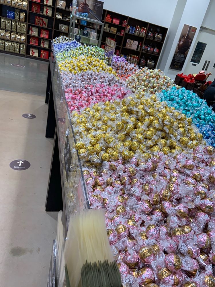 LINDT CHOCOLATE SHOP - Carlisle PA - Hours, Directions, Reviews ...